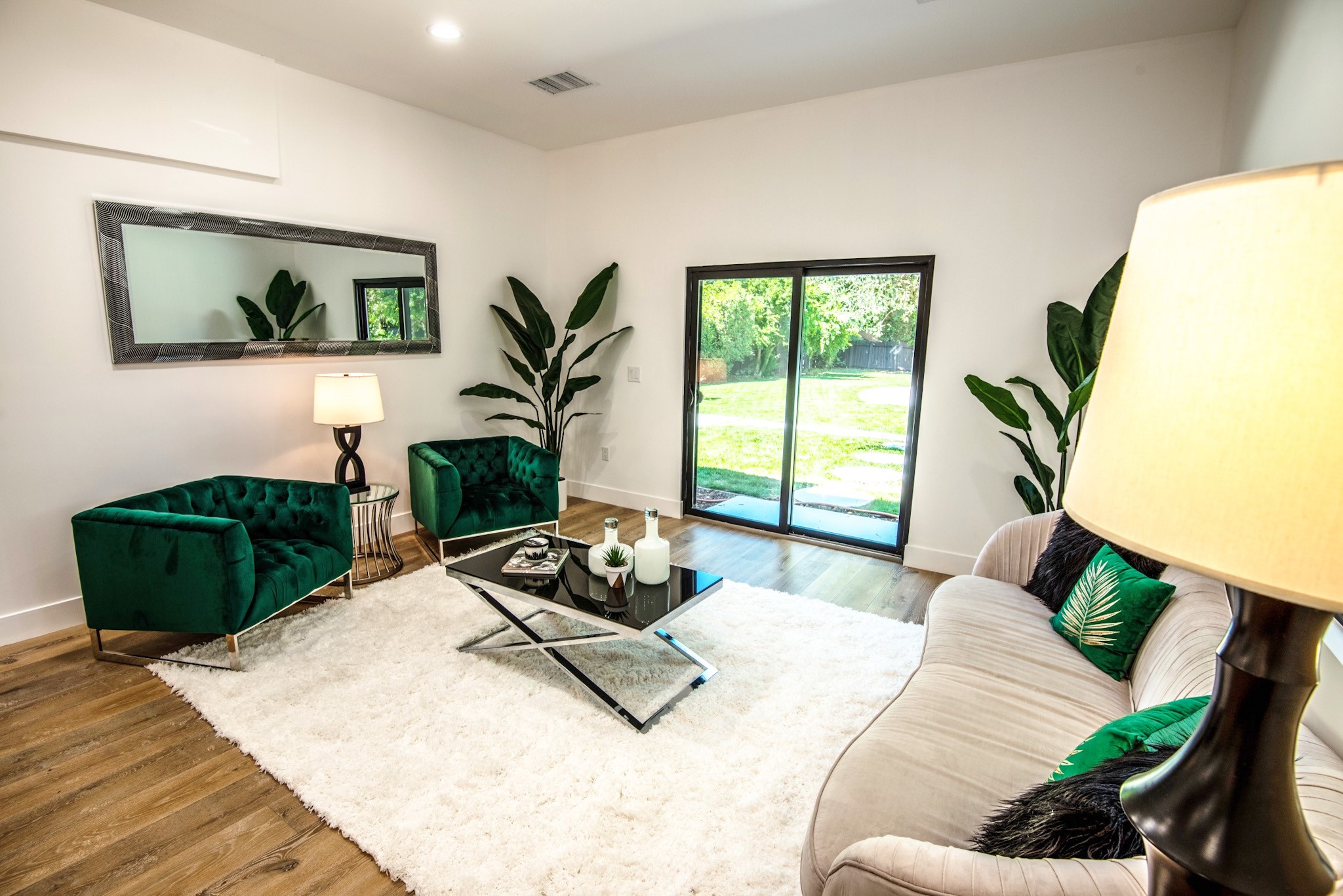 Unlock the Charm of Your Closed Floor Plan: Home Decorating Tips - Roxy ...